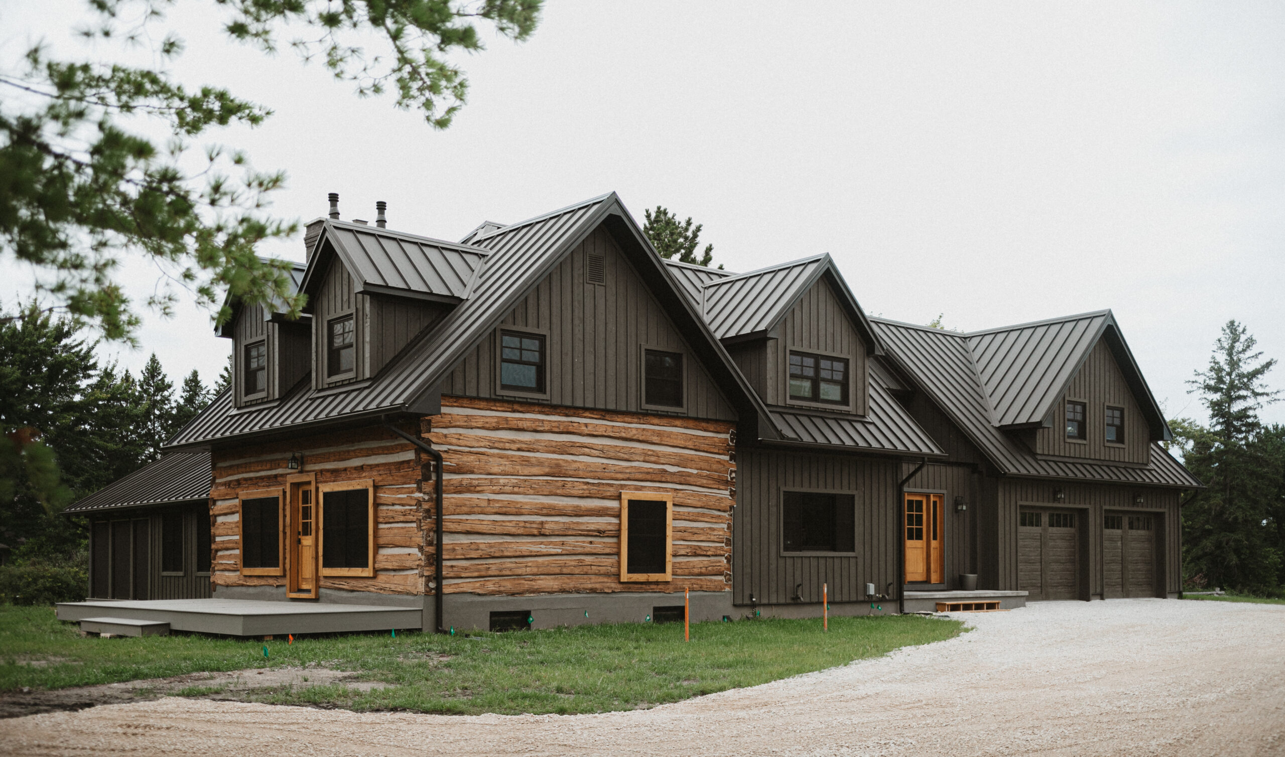 Log Home Custom Build - MOUNTAIN RIDGE Custom Homes Inc.